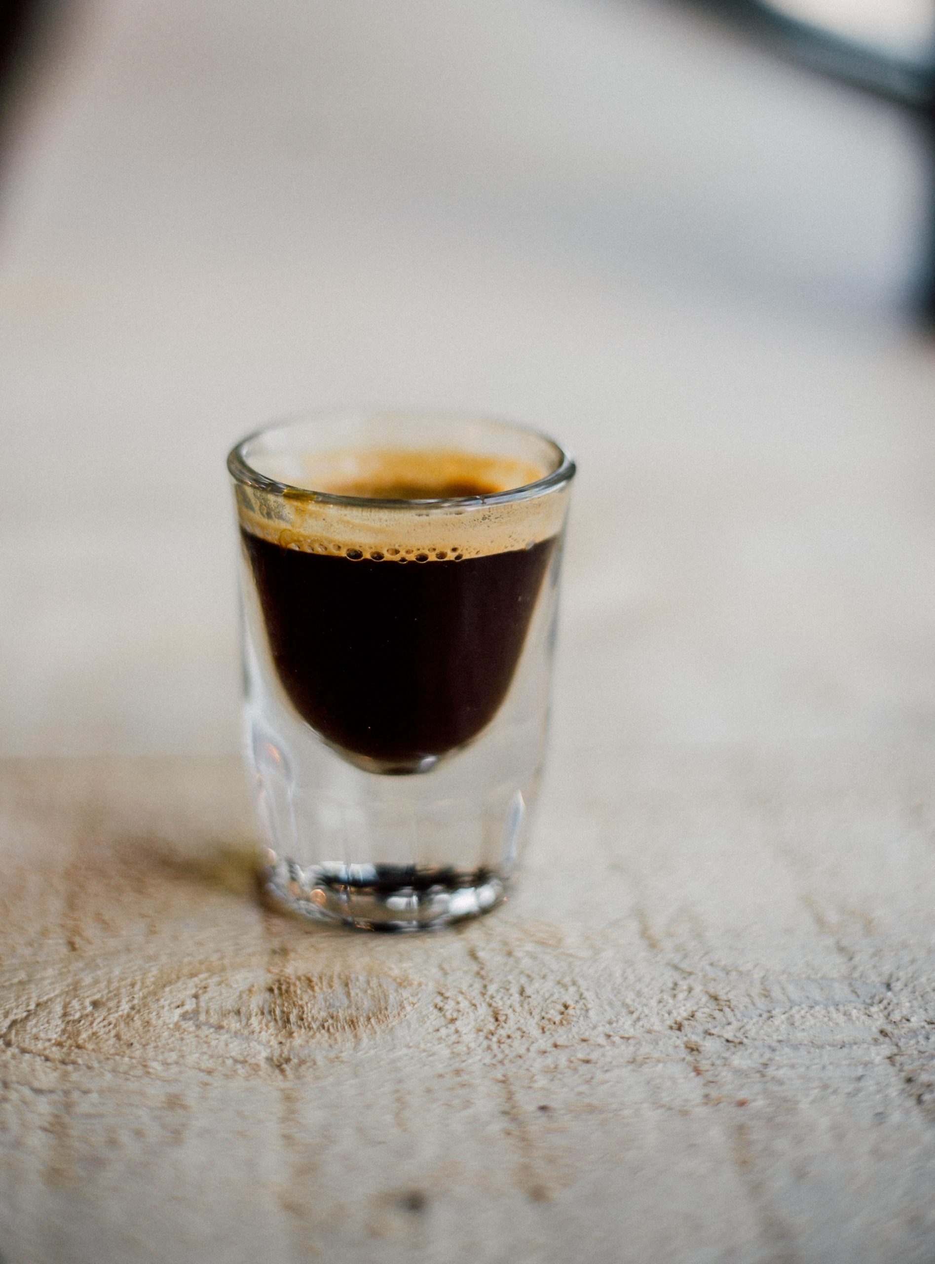 Les avantages du verre à shot : un essentiel pour les soirées réussies